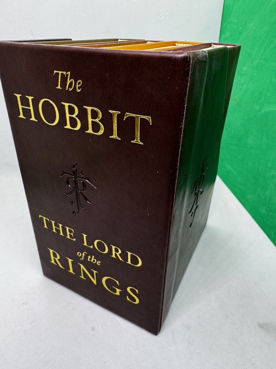 The Middle-Earth Treasury: The Hobbit & The Lord of the Rings (gift set)