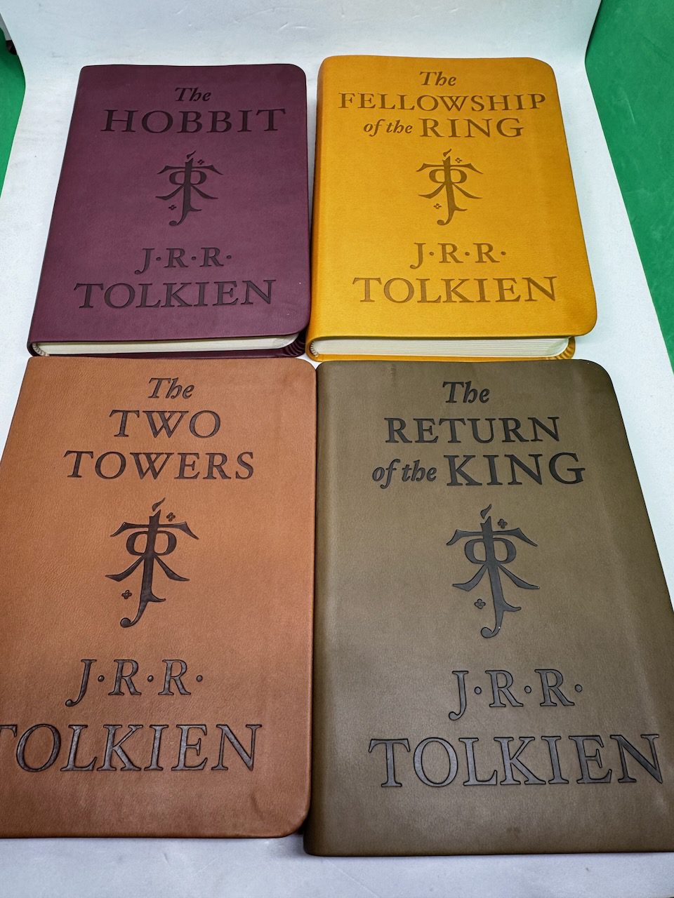 The Middle-Earth Treasury: The Hobbit & The Lord of the Rings (gift set)
